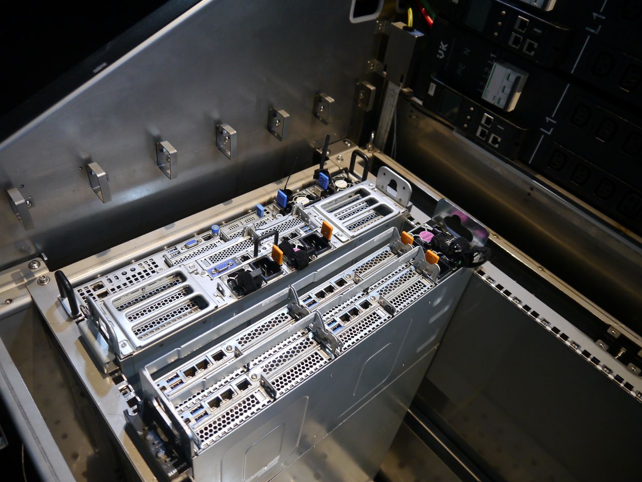 可容納25臺1U伺服器，技嘉打造自有品牌單相浸沒液冷方案 | iThome